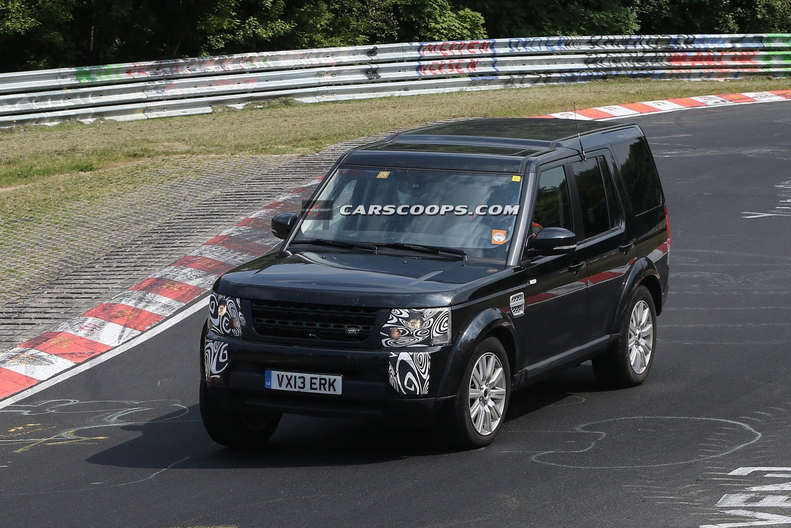 Minor facelift for 2014 Land Rover Discovery (LR4). Spotted testing ...