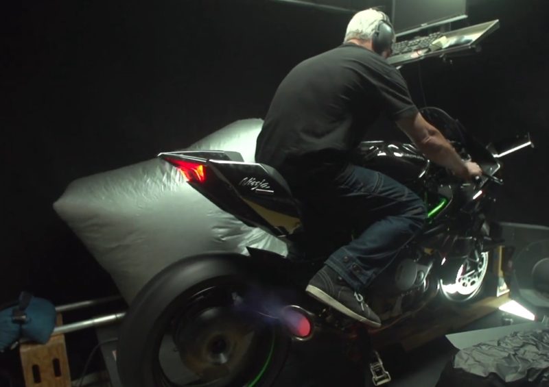 VIDEO: Watch 2015 Kawasaki Ninja H2R scream and spit flames on dyno ...
