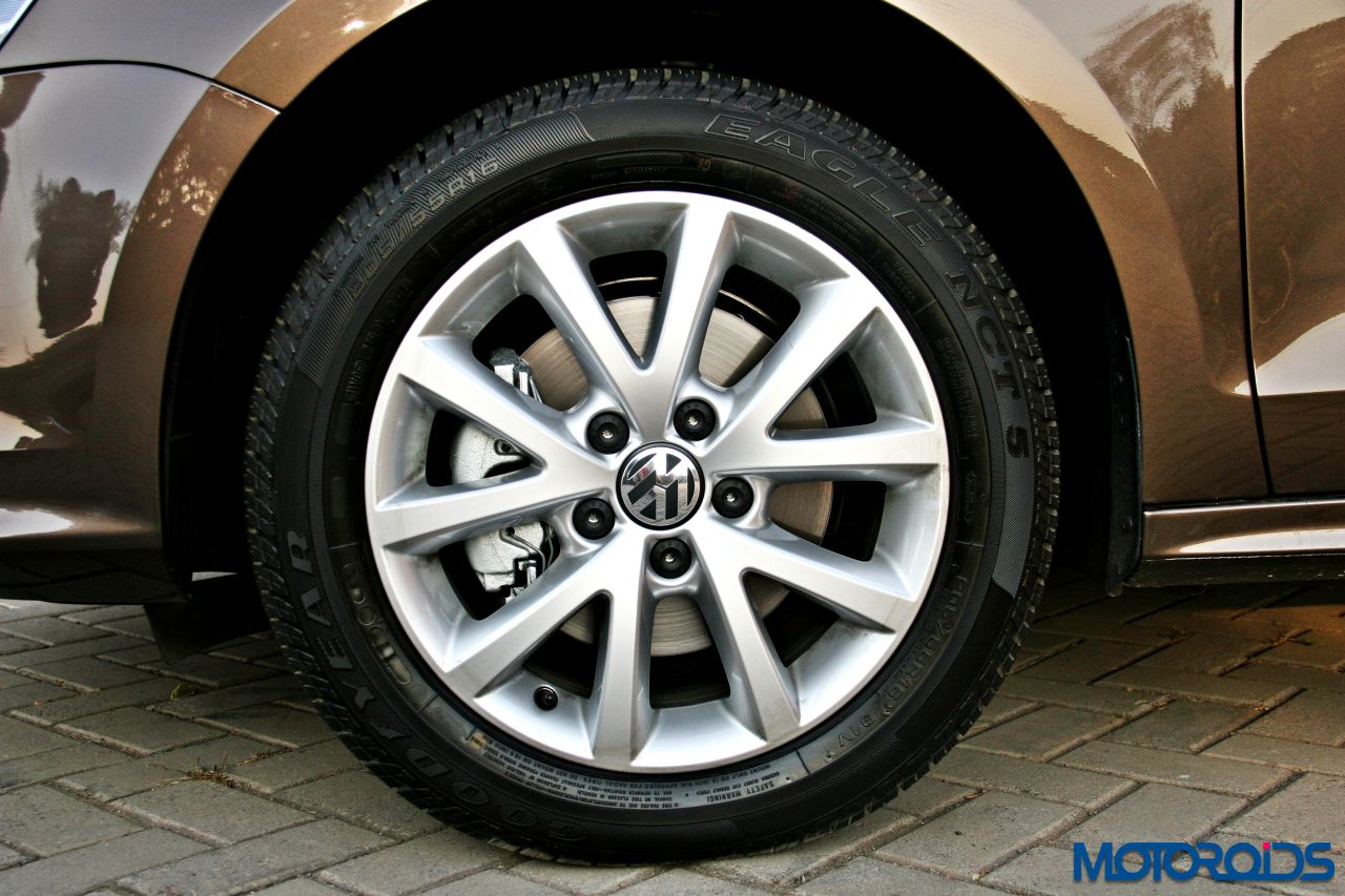 2015 Volkswagen Jetta facelift Review: Mid-size Mastery | Motoroids