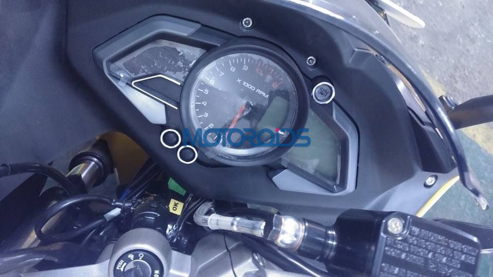 Bajaj Pulsar RS200 spotted in detail at dealership, will be equipped ...