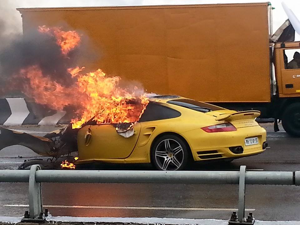 Video : Porsche 911 Turbo crashes in Hyderabad; completely charred ...