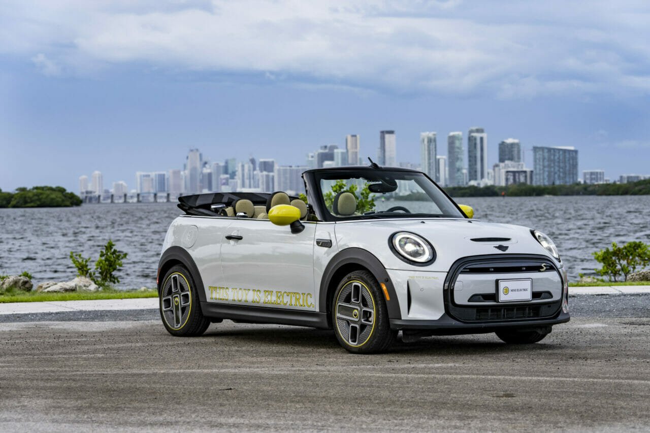 Mini Cooper SE Goes Topless Motoroids