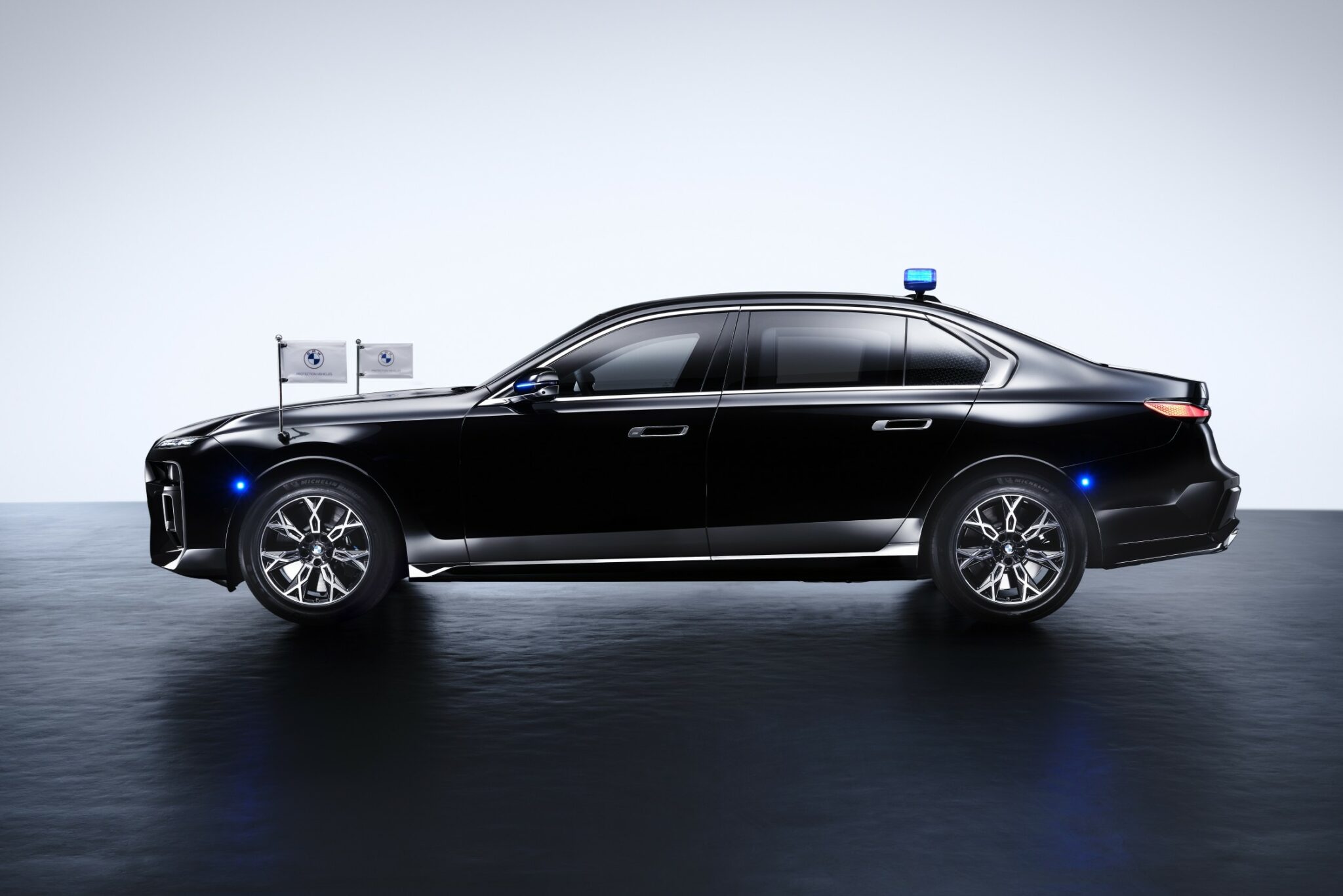 BMW unveils the new 7-Series Protection: Details! | Motoroids