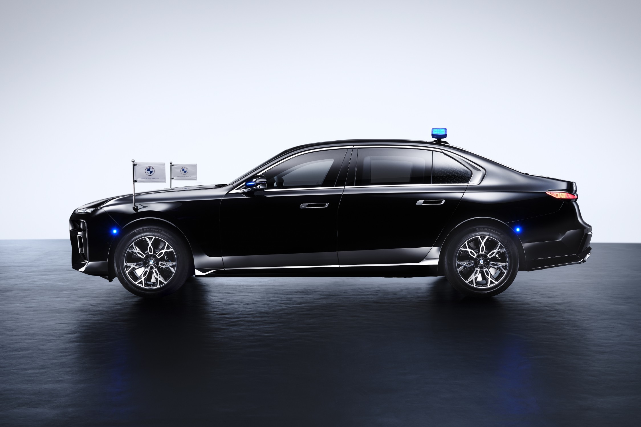 BMW unveils the new 7-Series Protection: Details! | Motoroids