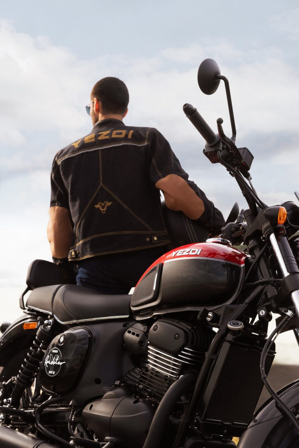 Jawa Yezdi Motorcycles Introduce New Avatars: The Jawa 42 Dual Tone and ...